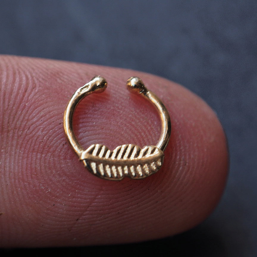 Gold feather fake piercing ring– Magnetica